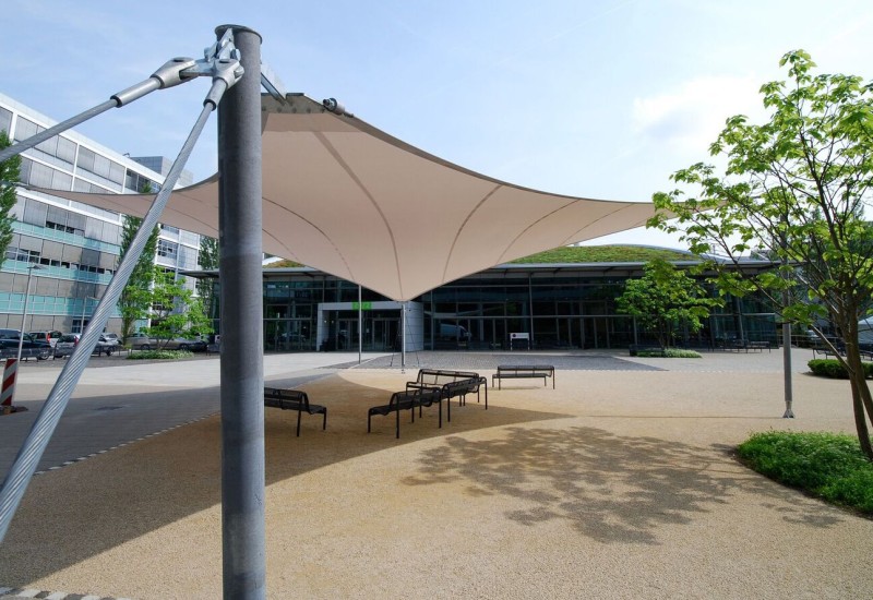 Sonnenschutz auf dem Schulhof: Hypar-Sonnensegel für die Grundschule ...