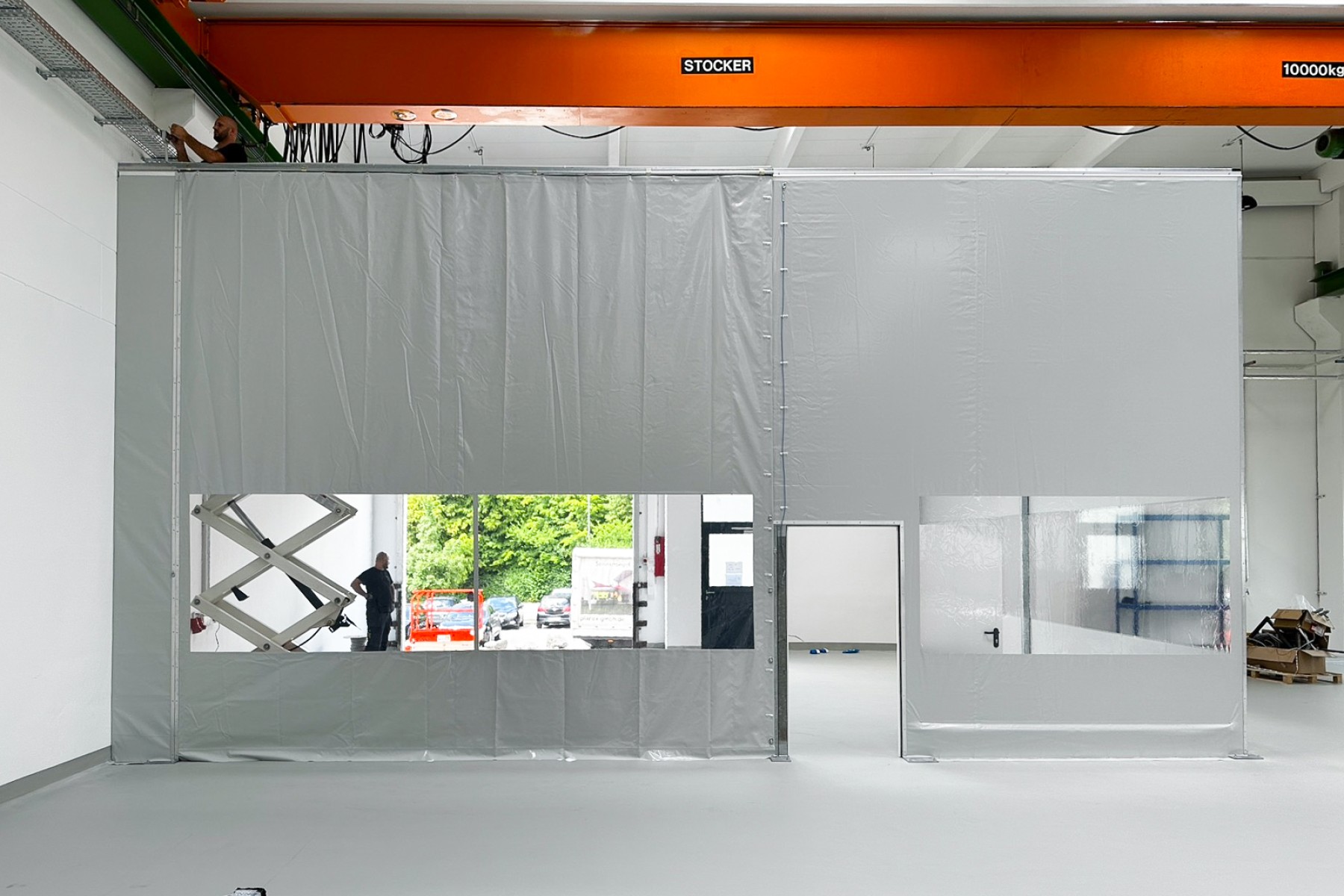 Klima und Energie in Hallen: Vorhang-Schleuse als Schutz vor Wind und ...