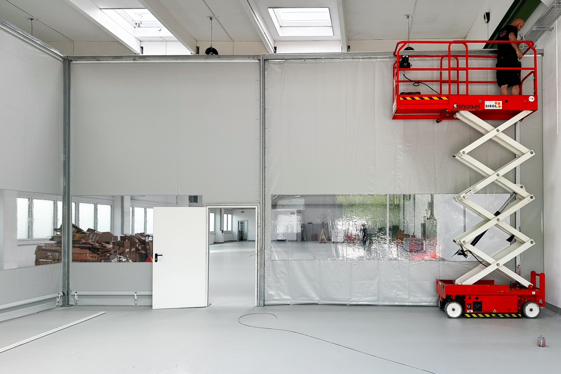 Klima und Energie in Hallen: Vorhang-Schleuse als Schutz vor Wind und ...